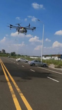 Запуск большого дрона   опрыскивателя на 72 Литра