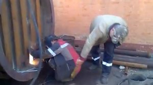 Приколы на заводе - Зачем сварщику веник?