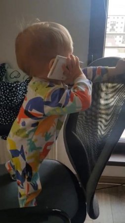Прикол!!! Ребёнок подражает папе)))