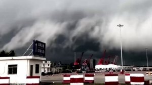 Приближение шквалового ворота в Хайкоу в Китае