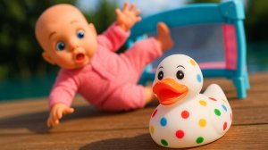 Кукла Аннабель уронила свою игрушку и сильно расстроилась! 🦆 История с уточкой