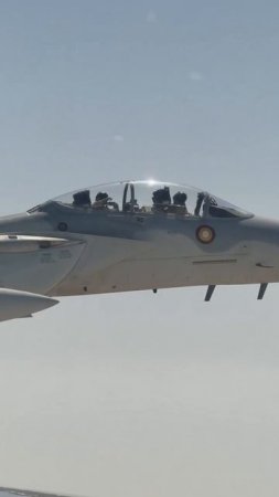 Летчик катарского истребителя F-15QA фотографирует президентский борт Трампа