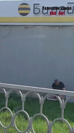 Чистит рыбу на земле, около Кировского на Билимбаевской!Чтобы приготовить вам вкусное блюдо!