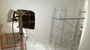 Безвоздушная покраска стен на лестнице