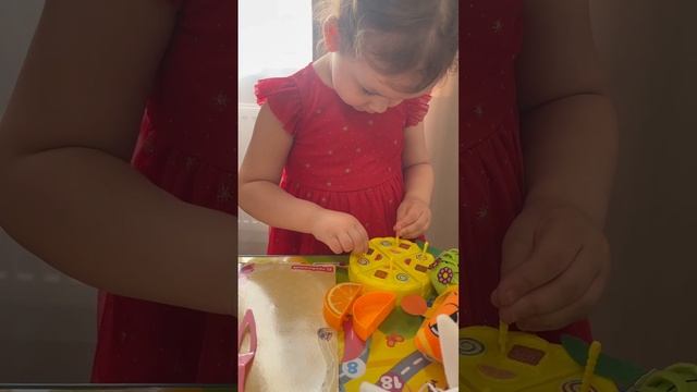 ДОЧКА КОРМИТ Винерию ТОРТОМ! Распаковка игрушки + смешная реакция