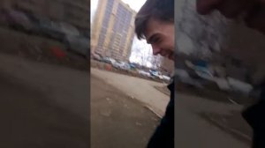 Закидал бомжа картошкой