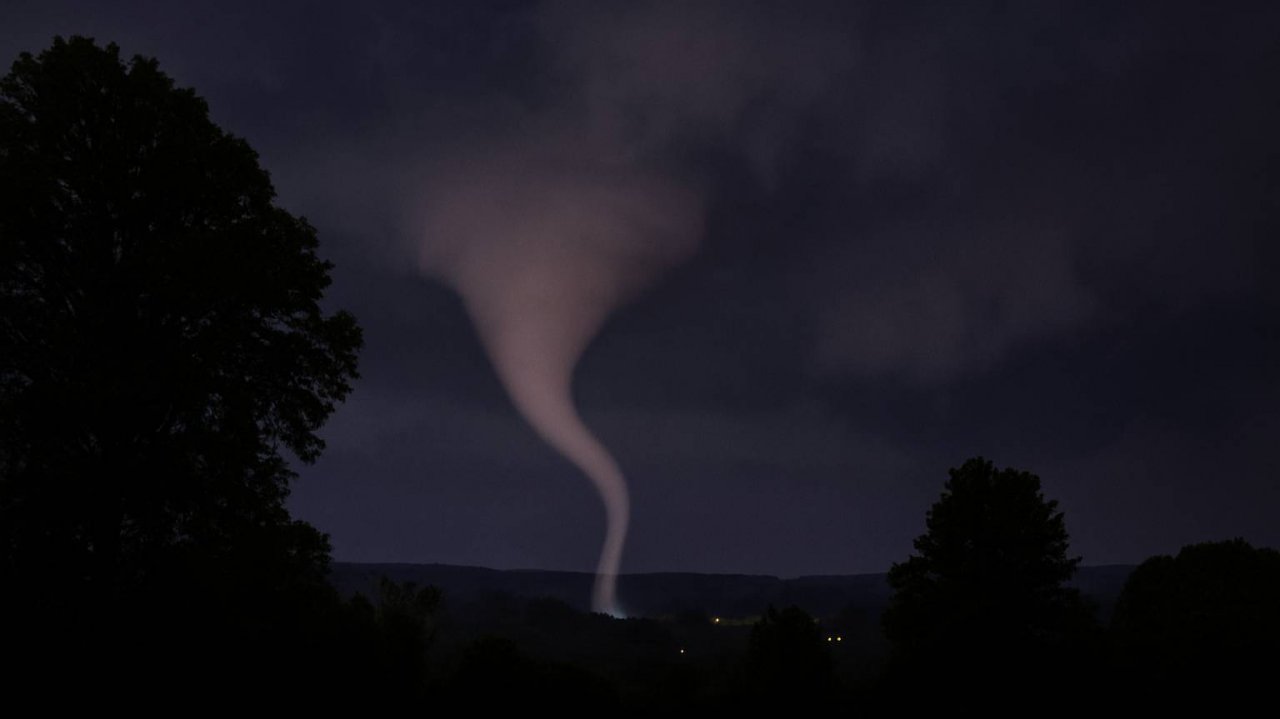 АД НА ЗЕМЛЕ: Смертоносные торнадо смели города в США | 30+ погибших!