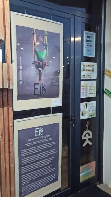 Объявление на дверях в испанском магазине...иди в опу