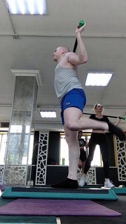Приседания с бодибаром на степе. Захлест голени. Карди