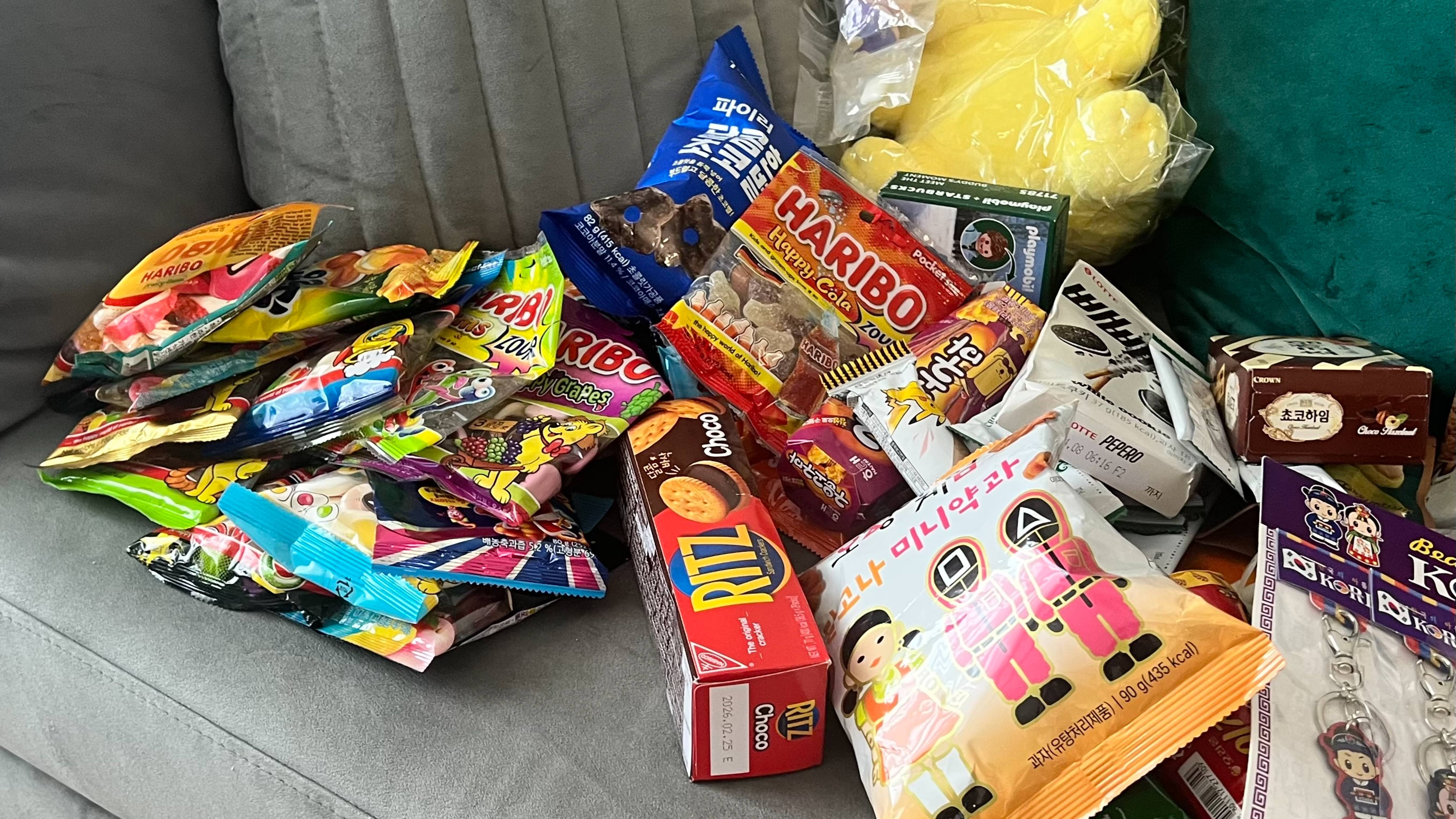 Первое видео: пробую разные сладости. Часть 1