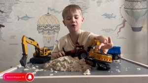 Экскаватор- дрель копает песок