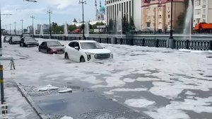 Улицы превратились в реки, машины ушли под воду. Мощный ливень с градом обрушился на Казань