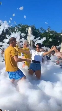 Пенное бывает не только пиво или море, но и вечеринка. Можно по-разному относиться к этому развлечен