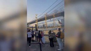 Парусник ВМС Мексики врезался в Бруклинский мост в Нью-Йорке