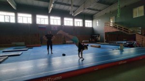 Рондат фляк сальто на акробатической дорожке. Акробат