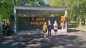 В сквере «Школьный» прошел концерт в преддверии Дня Победы