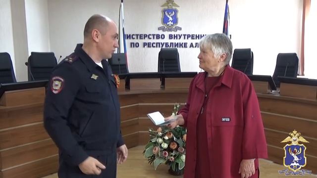 Алтайские полицейские вручили пожилой гражданке из Нидерландов разрешение на временное проживание