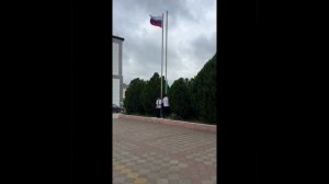 Торжественная линейка, посвященная церемонии поднятия государственных флагов РФ и РД состоялась в ГБ