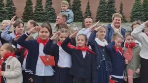 Российских школьников торжественно приняли в пионеры на Красной площади