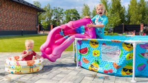 СОФИЯ И НИКА ПЛАВАЮТ В СВОИХ БАССЕЙНАХ. СОФУНЬЯ ШАЛУНЬЯ