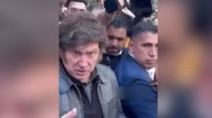 Президент Аргентины получил удар микрофоном по носу и обиделся
