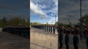 Красноярск. Фрагмент дефиле сводной роты почетного караула (60 человек) Пост №1.