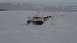 Судно на воздушной подушки заезжает на берег.