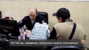 Водитель автобетоносмесителя при движении по Омску допускает разлив бетона на проезжую часть