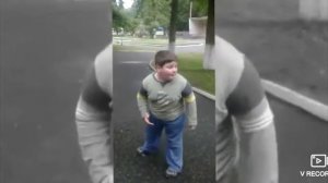 Смешное видео. Маленький школьник поёт песню(опа мусора) 😂😂👍