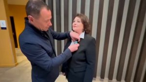 Медаль «За помощь фронту» вручена депутату Виктории Николаевой от А. А. Шипова командира 83 ОДШБ