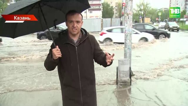 Нескончаемый дождь сломал светофоры, залил дома и магазины в Казани