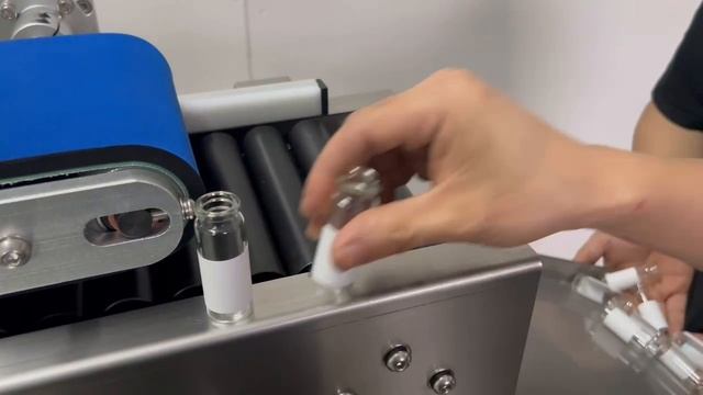 Работа конвейер этикировщик для флакон стелянных вакцин