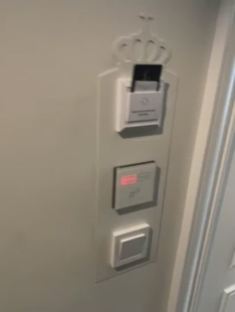 Демонстрация работы сенсорных панелей в гостинице