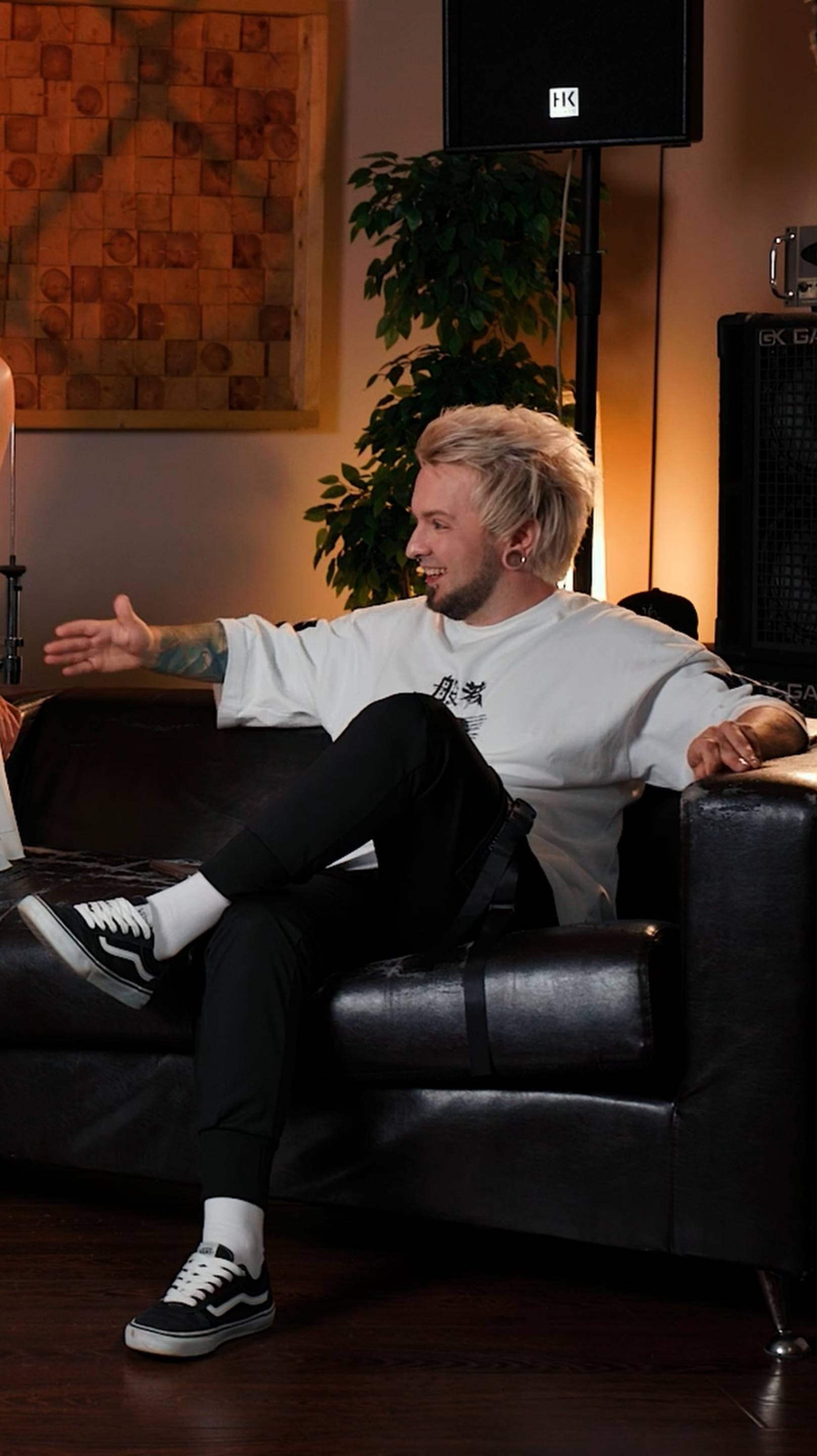 Так как же бл* научиться играть на этих ваших гитарах?? 🤔🎸