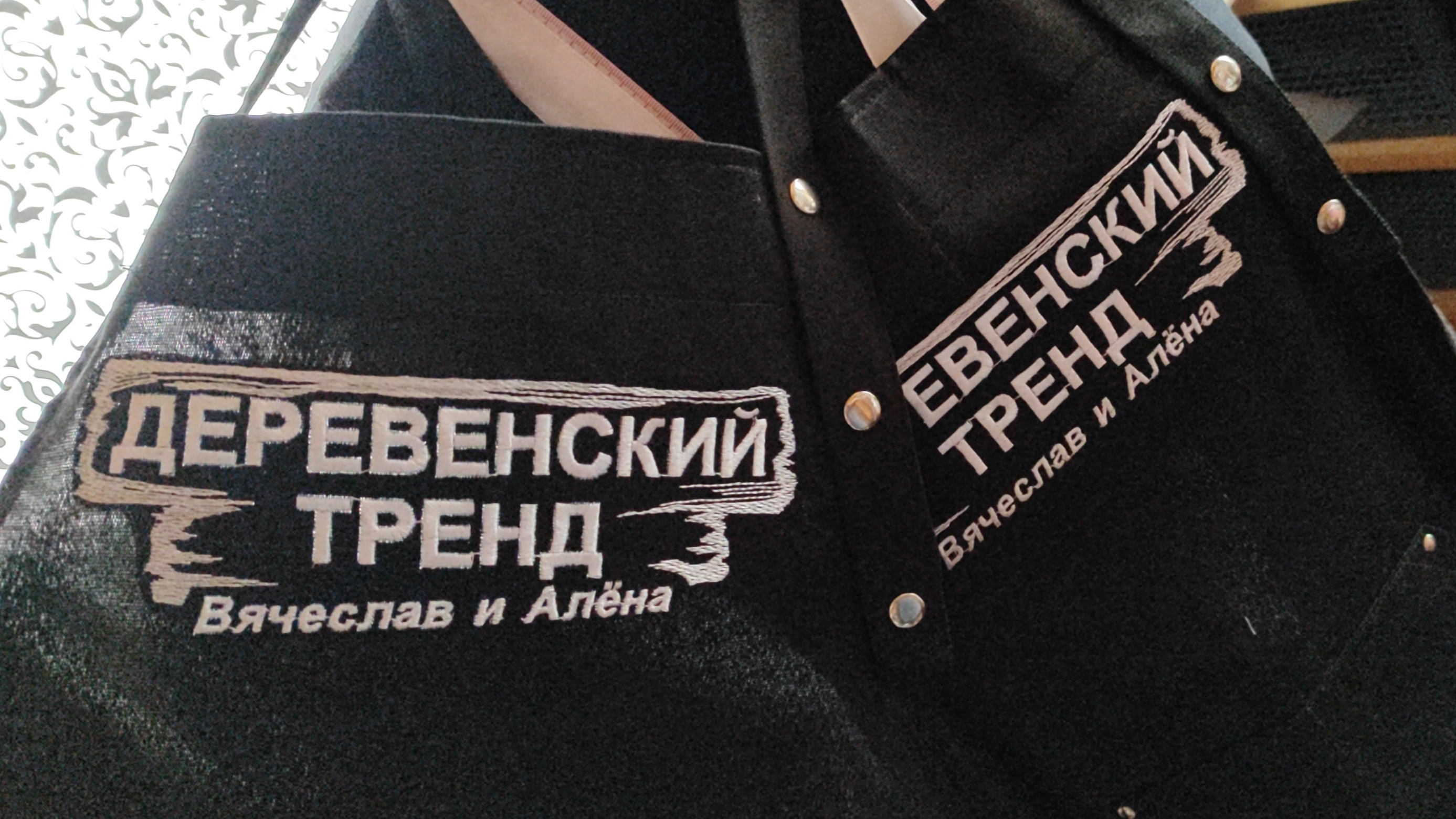 Вышивка на фартуках для друзей