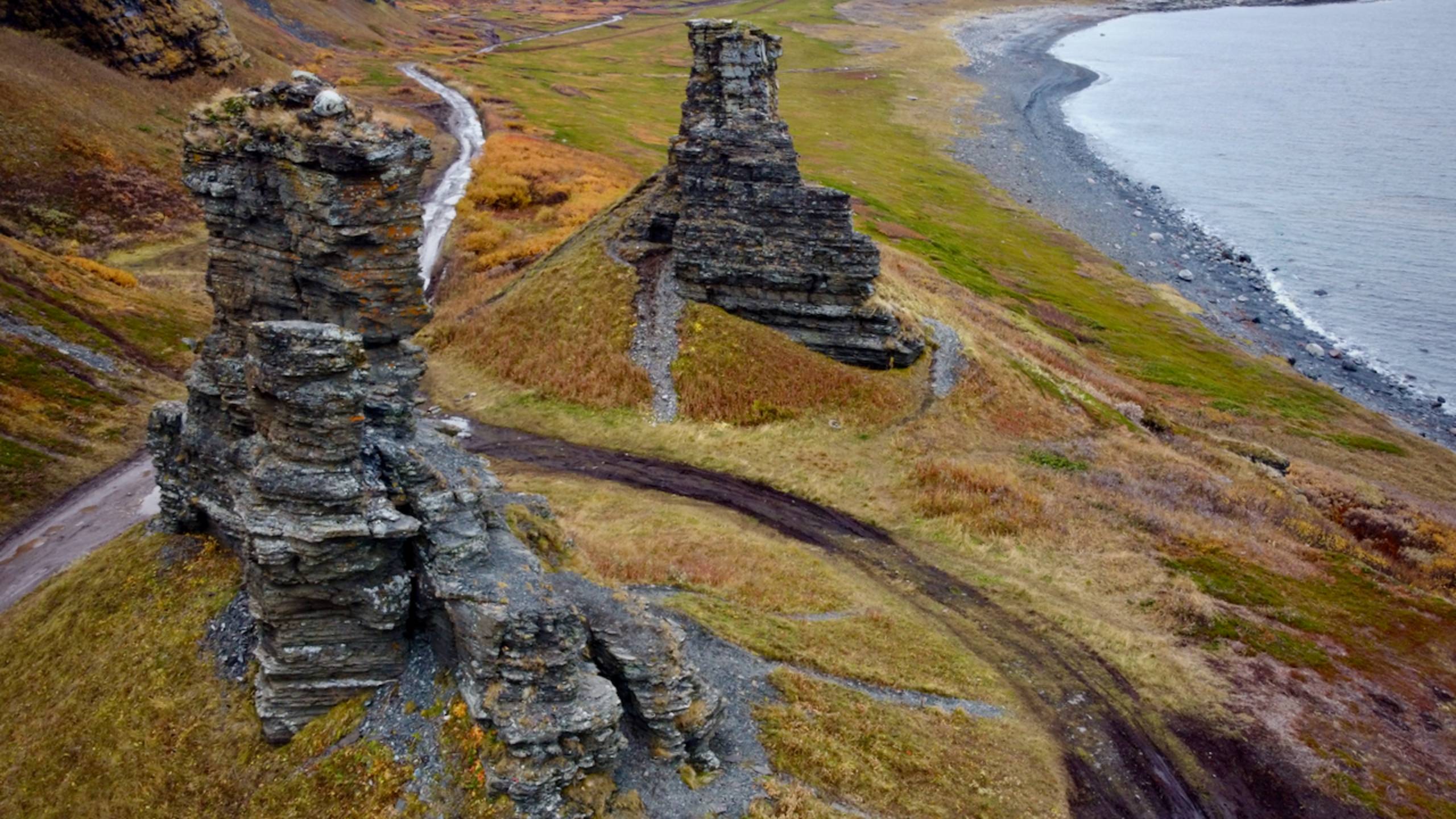 Два брата, два каменных останца стоят на берегу Баренцева моря на полуострове Средний