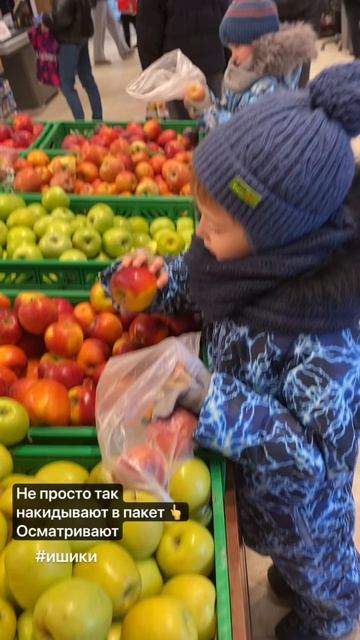 Как умело выбирают фрукты!