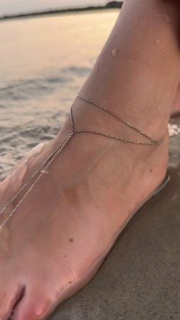 Готовимся к летнему сезону 😍 Браслет на ногу — яркое дополнение образов ☀️
