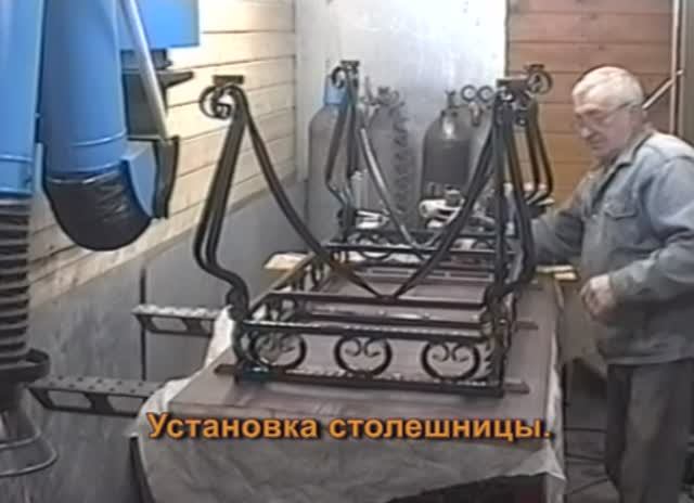 Стол для садовой беседки