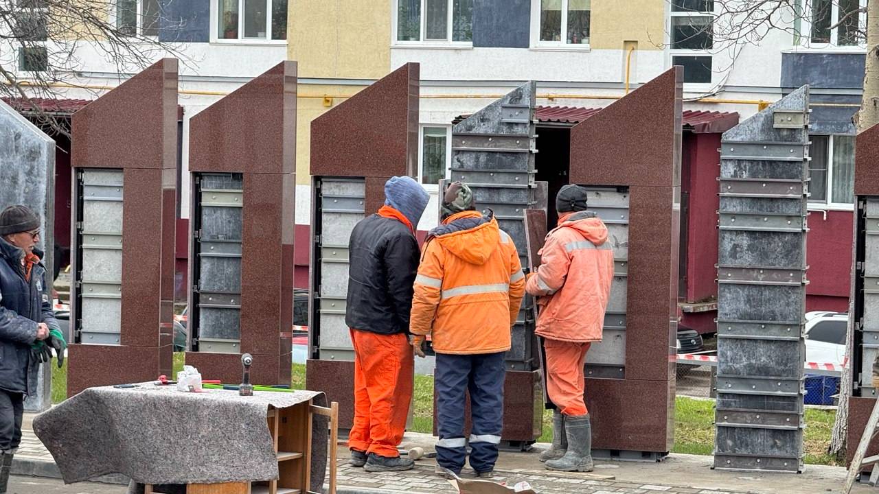 У Вечного огня в Охе началась облицовка гранитом стены памяти, посвящённой павшим в годы ВОВ