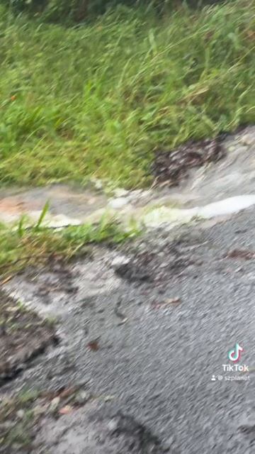 Водопады по ступенькам и по дорогам из-за дождя!Музыка 🎵 @volanicky #водопады #ручьи #дождь #дождь