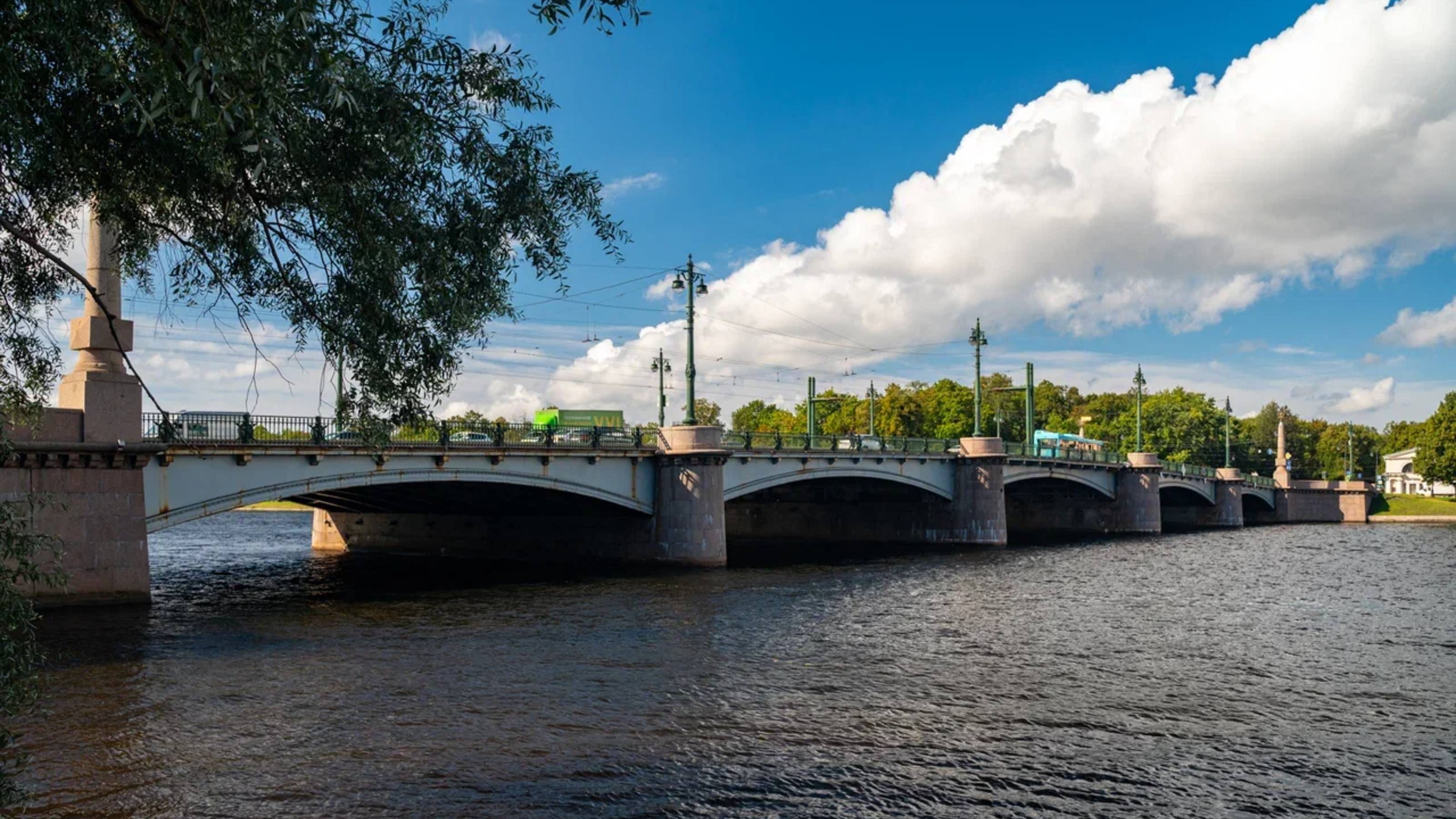 Короткая прогулка по Питеру: между двух мостов