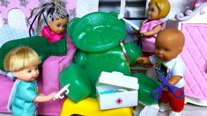 КАК ВЫЛЕЧИТЬ ЗЕЛЕНОГО МЕДВЕДЯ?😂💉 Катя и Макс веселая семейка! Барби куклы ЛОЛ истории ДАРИНЕЛКАТВ