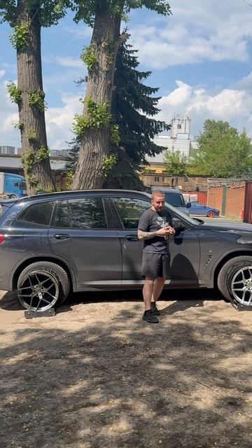 BMW G01 на примерке дисков в 20-ом диаметре