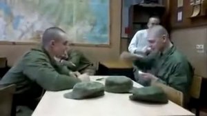 Прикол. Солдаты развлекаются