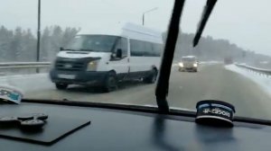 Внедорожник и хетчбэк столкнулись в районе Второй Пад