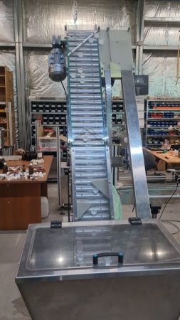 Автоматическая подача крышки. Элеватор подачи крышек на флаконы