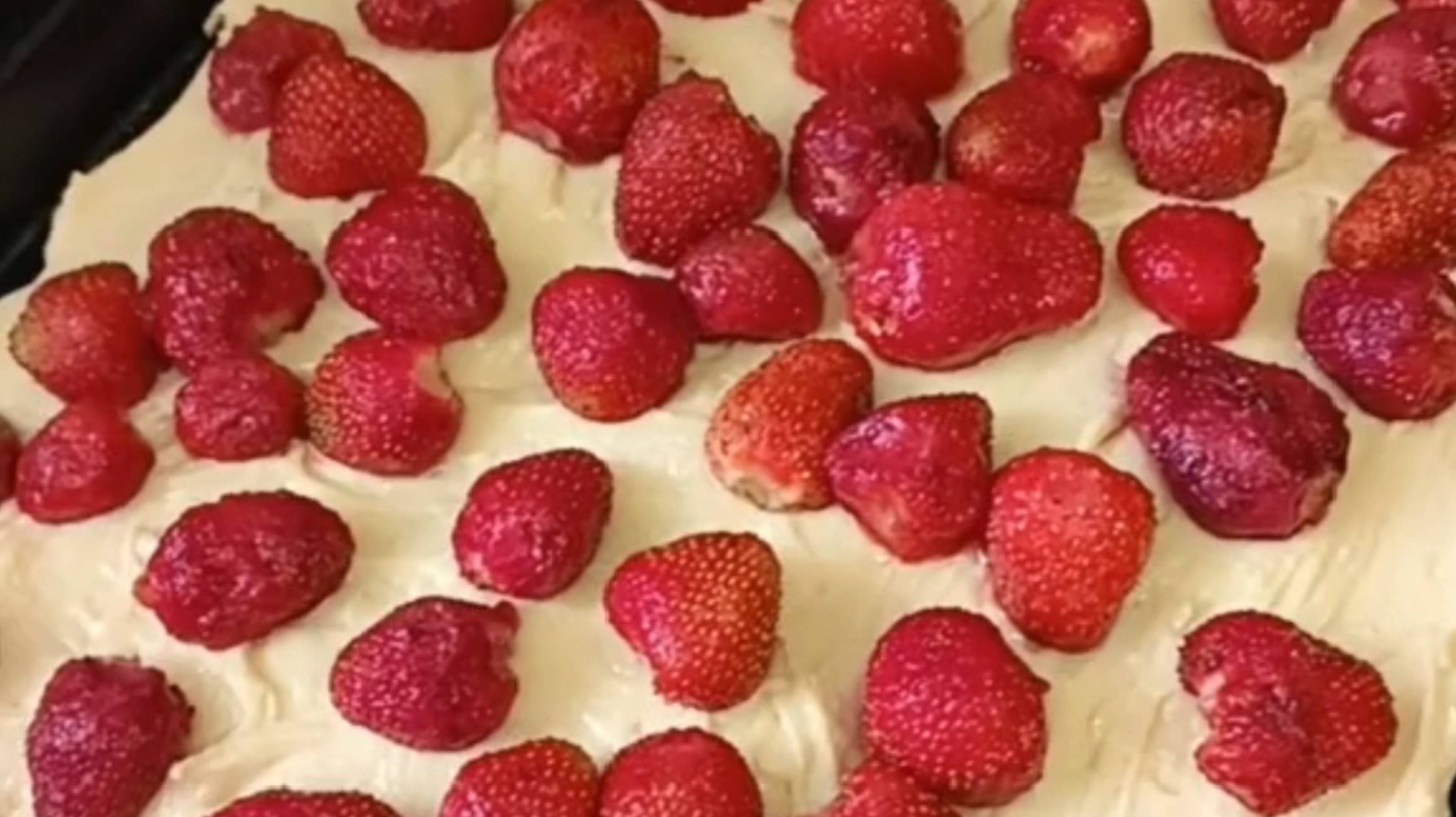 Пирог с ягодами и меренгой! Очень сладкий и вкусный!
