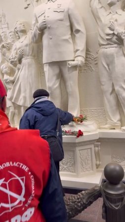 В московском метро открыли обновленный барельеф со Сталиным.