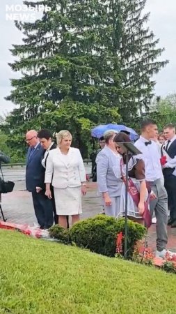 Районный праздник «Последний звонок» в Мозыре начали с возложения цветов Солдатам Победы
